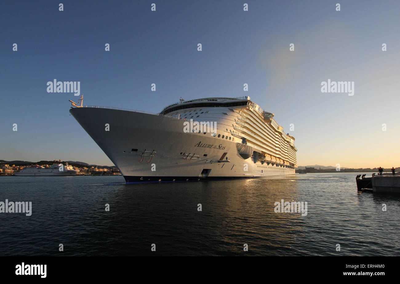 Mega Cruise ship “ALLURE OF THE SEAS” (360 mtrs long, launched 2010 ...