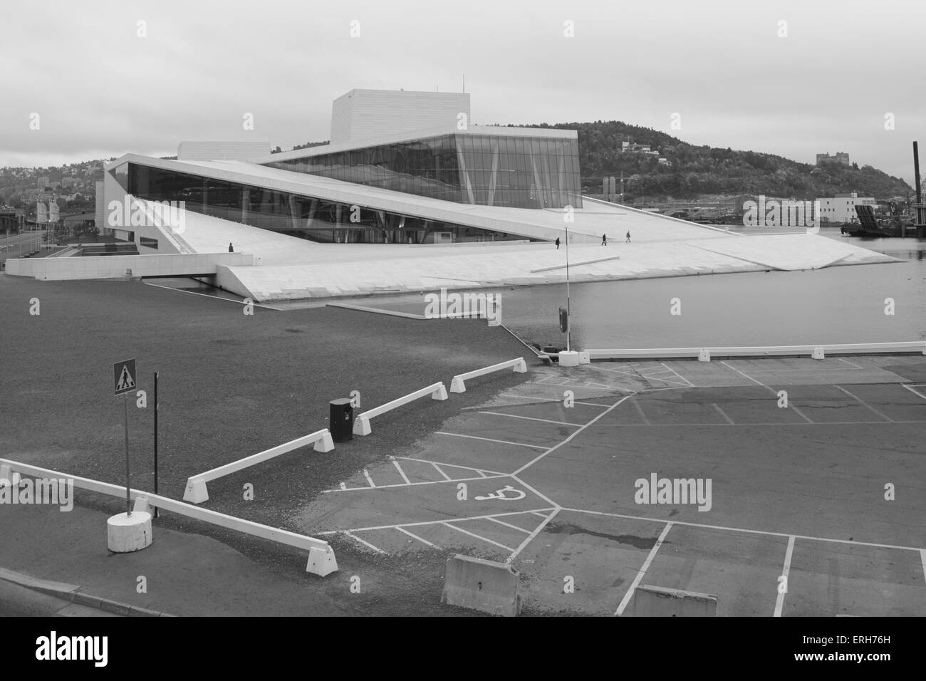 Aerial view with parking lot, approach and waterfront. Oslo Operhus ...