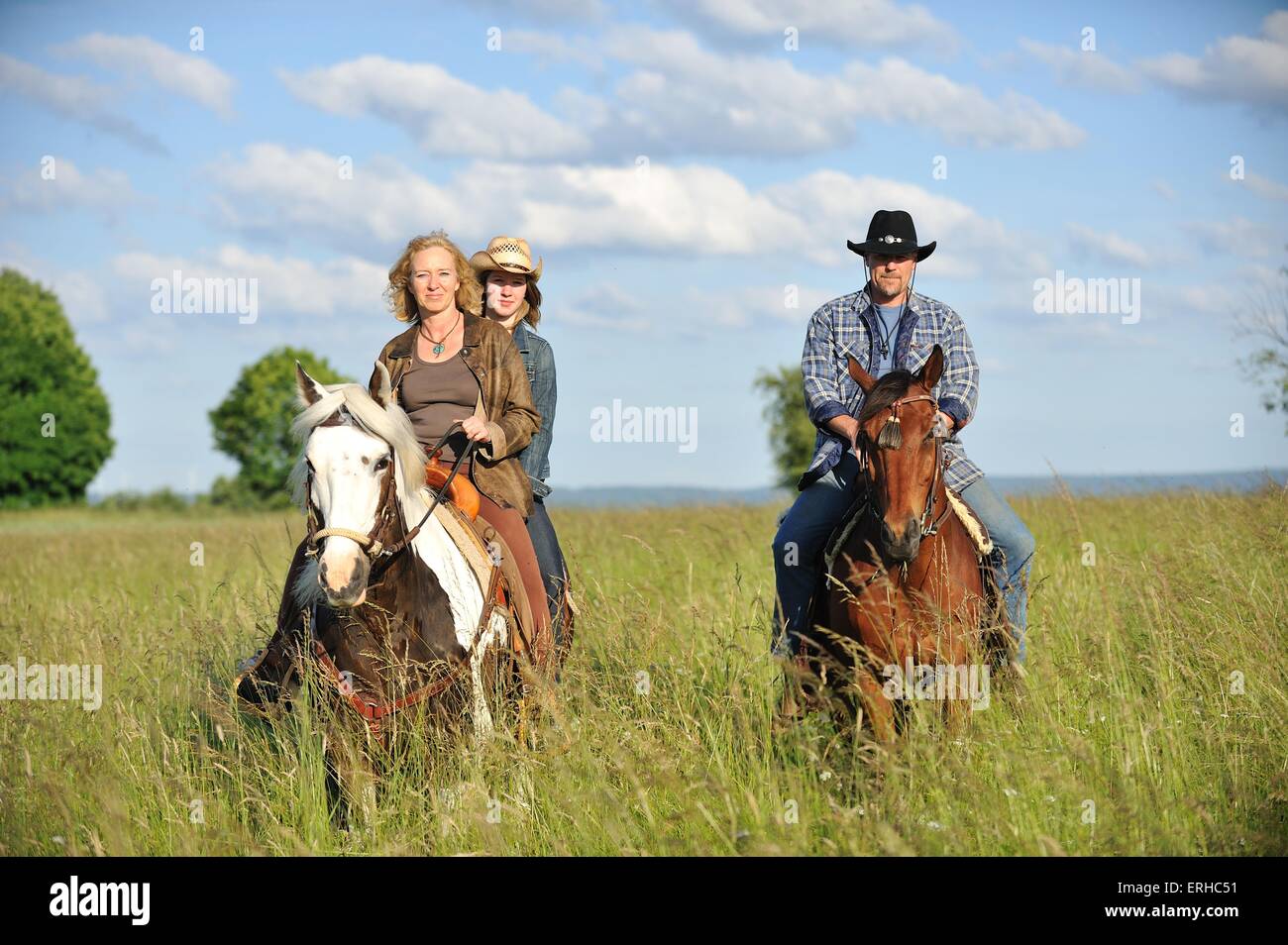 Two cowboys riding horses hi-res stock photography and images - Alamy