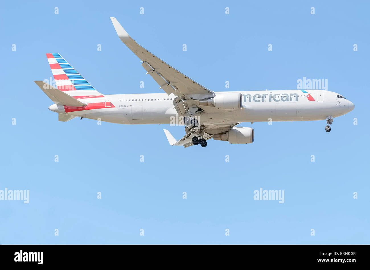 Boeing 767 landing hi-res stock photography and images - Alamy