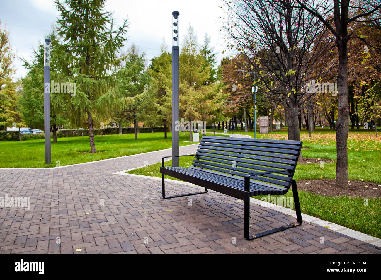 A lone bench in the park in autumn Stock Photo - Alamy