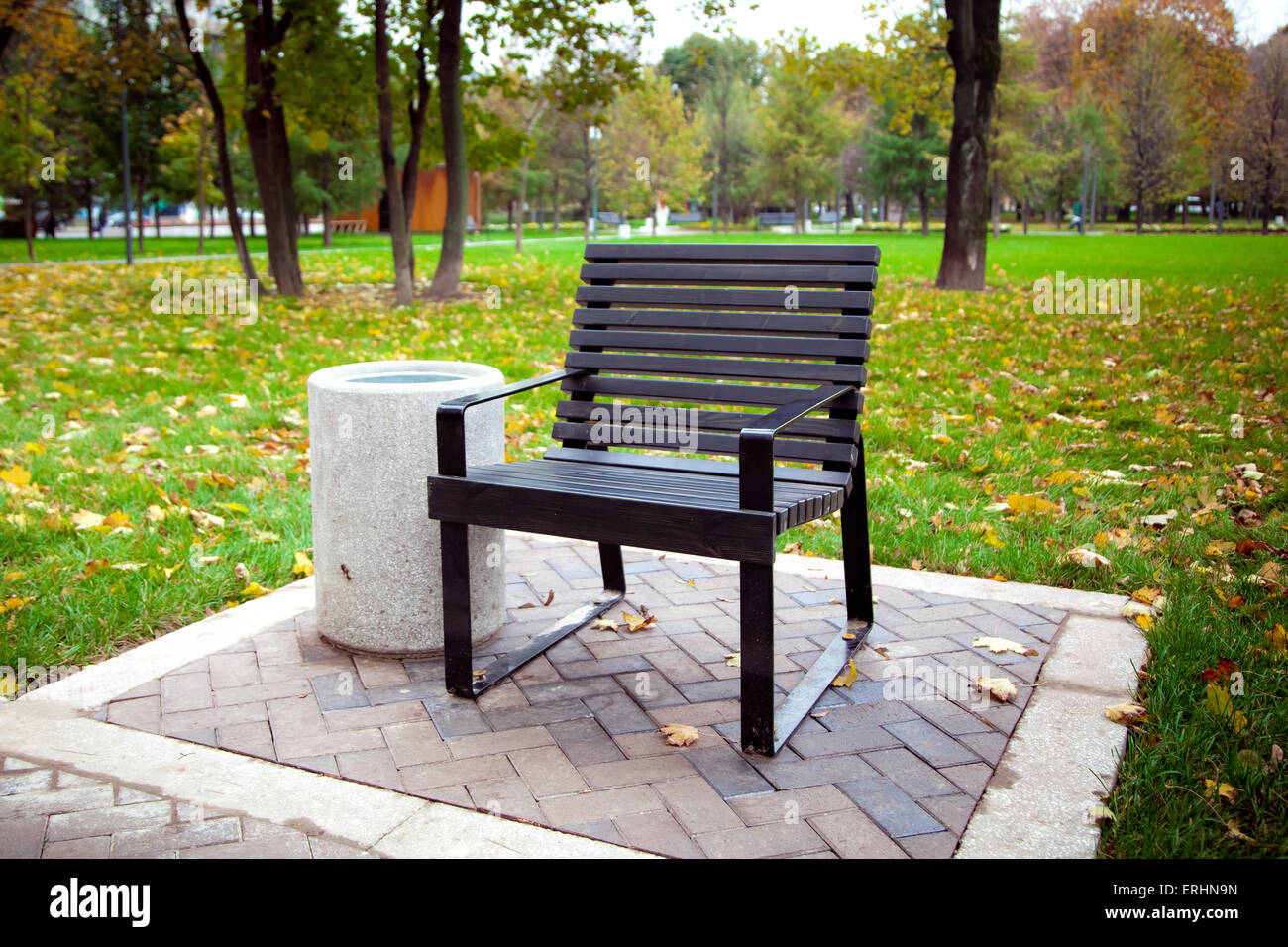 A lone bench in the park in autumn Stock Photo - Alamy