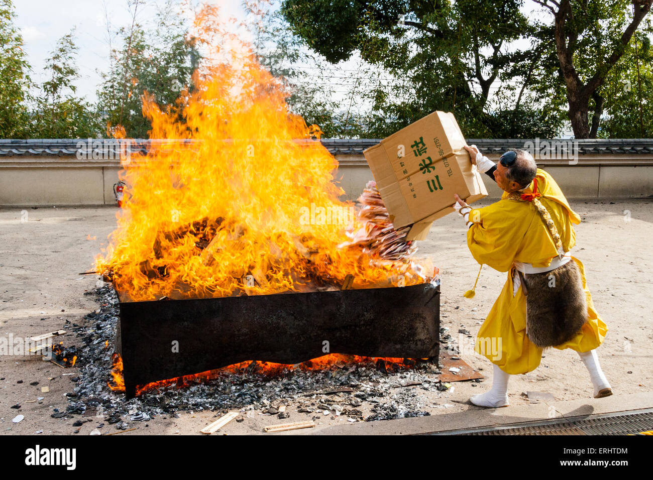 Japan, Nishinomiya, Mondo Yakujin temple. Yearly burning ritual, with ...