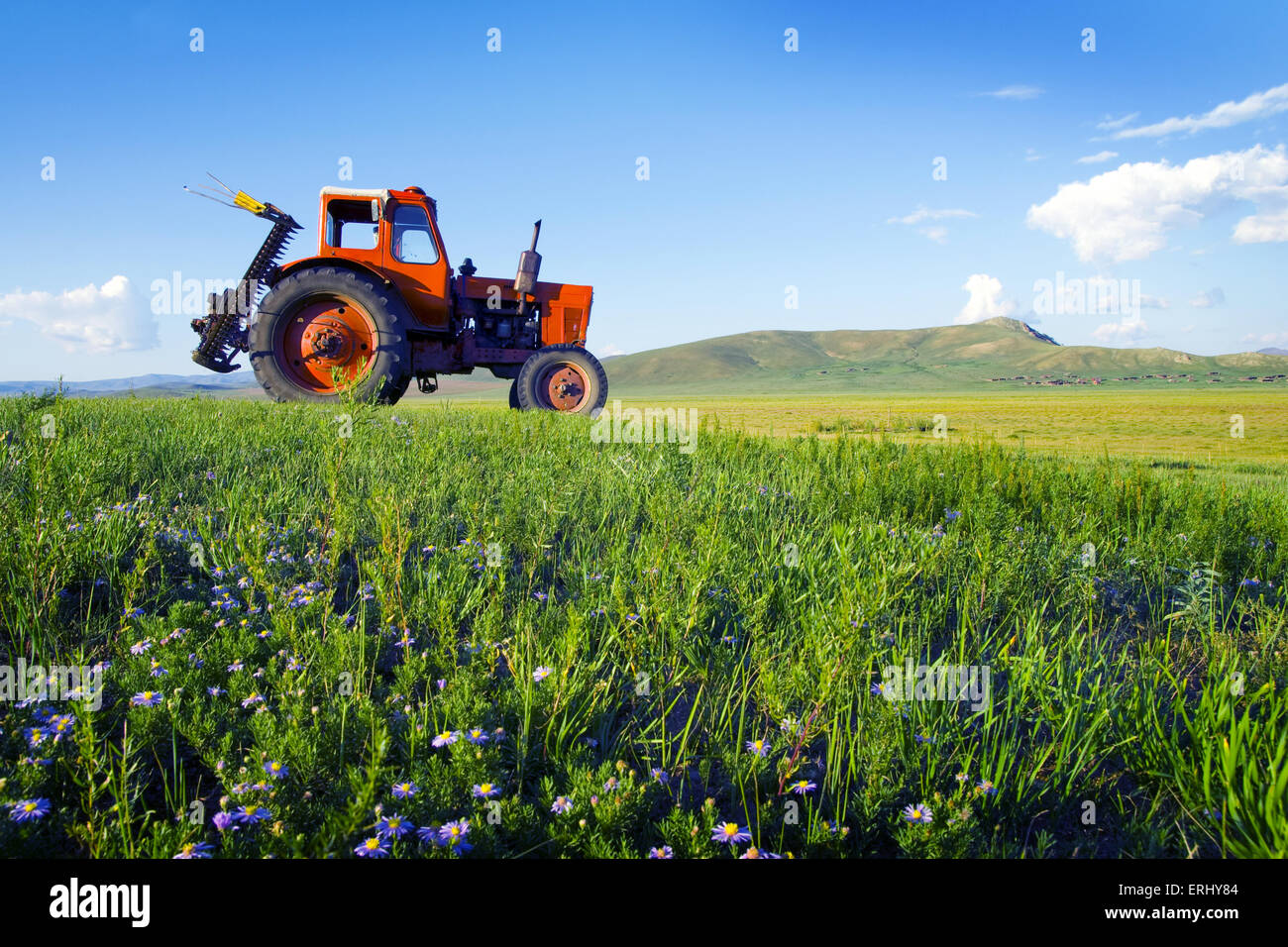 Side view Tractor Scenic View Mountain Sky Scape Stock Photo - Alamy