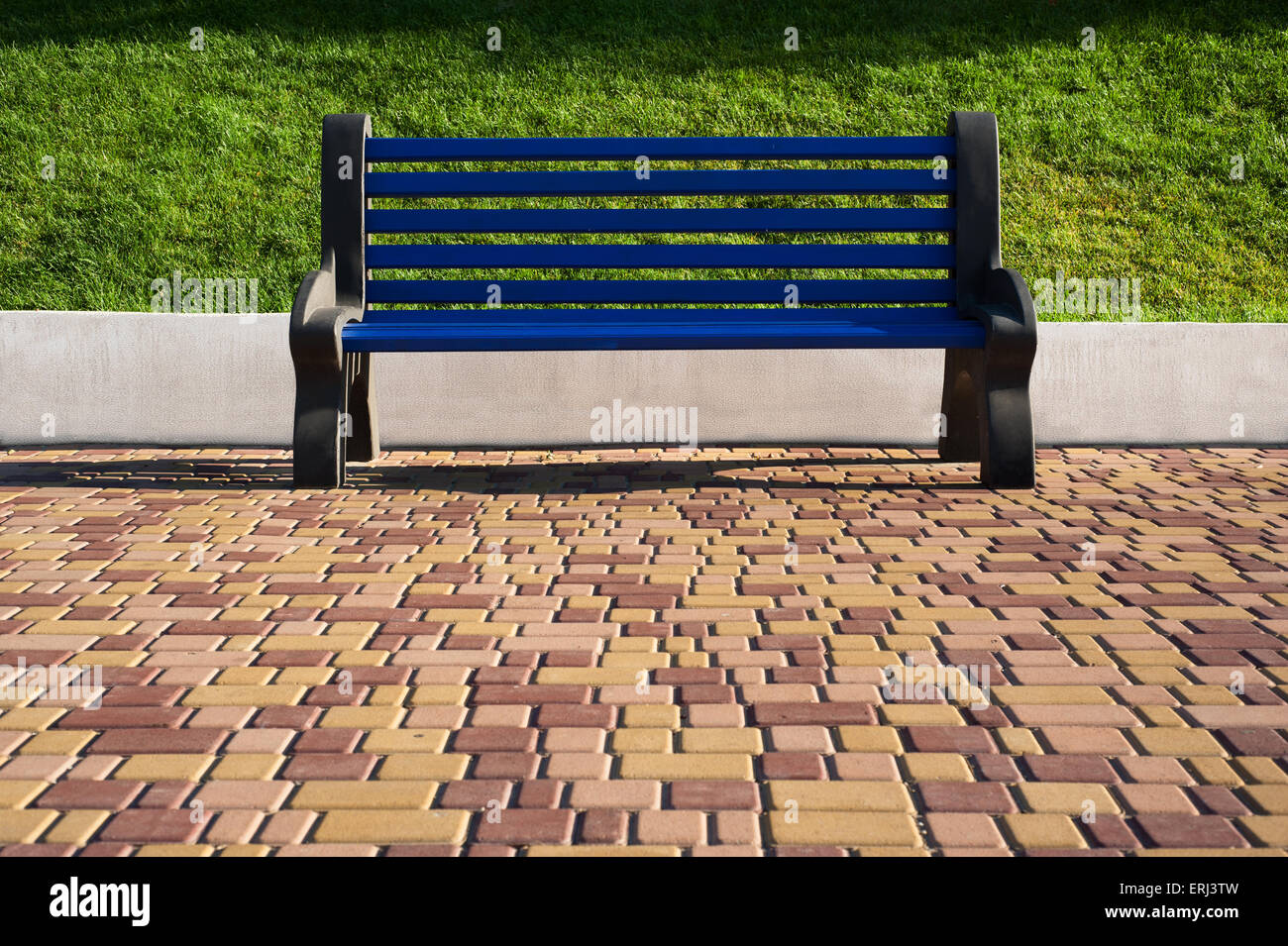 bench in city park Stock Photo - Alamy