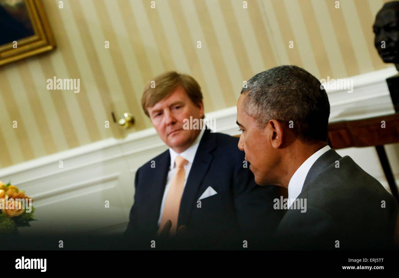 United States President Barack Obama (R) meets with King Willem ...