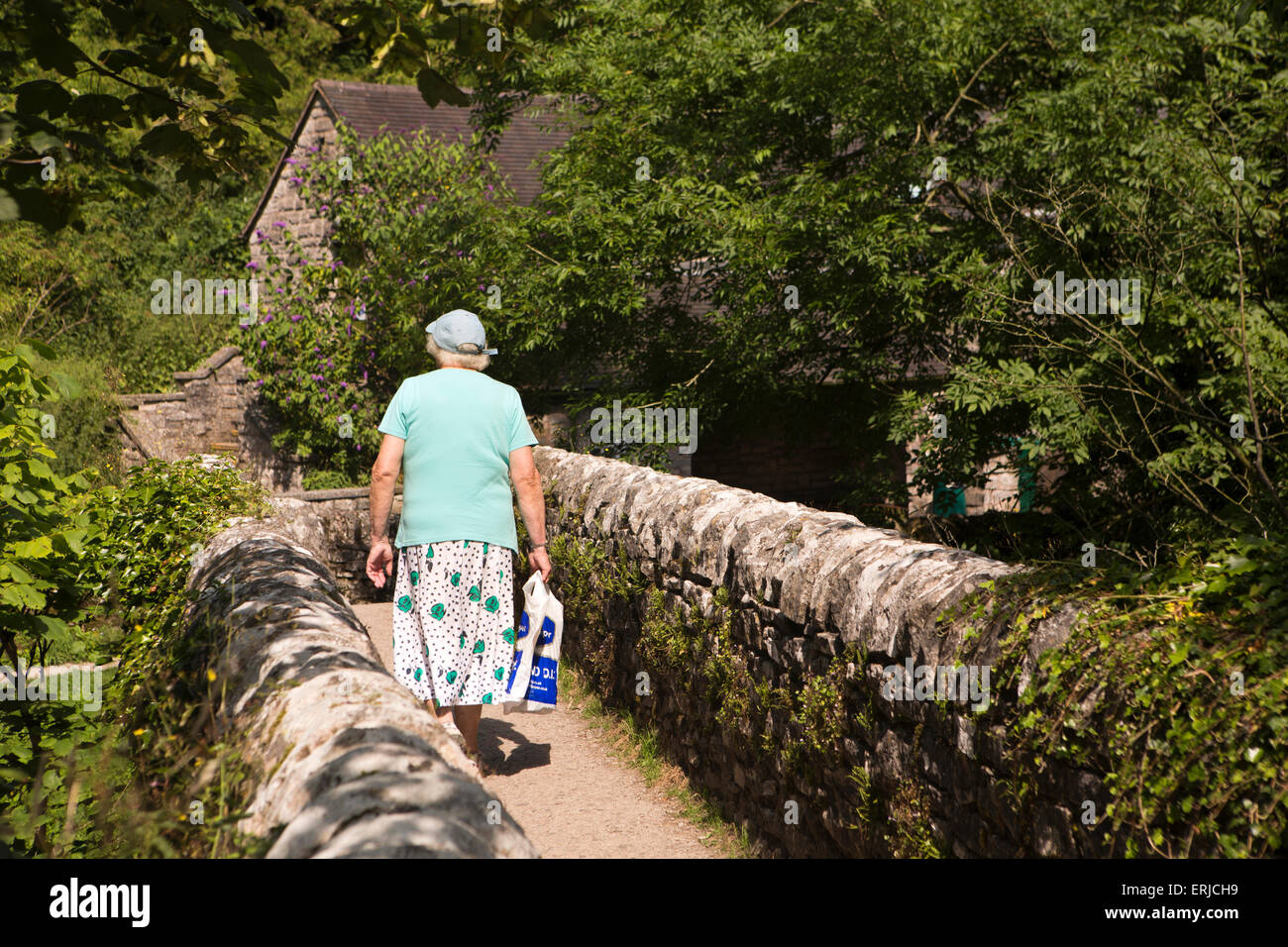UK, England, Derbyshire, Dovedale, Viators old packhorse bridge over ...