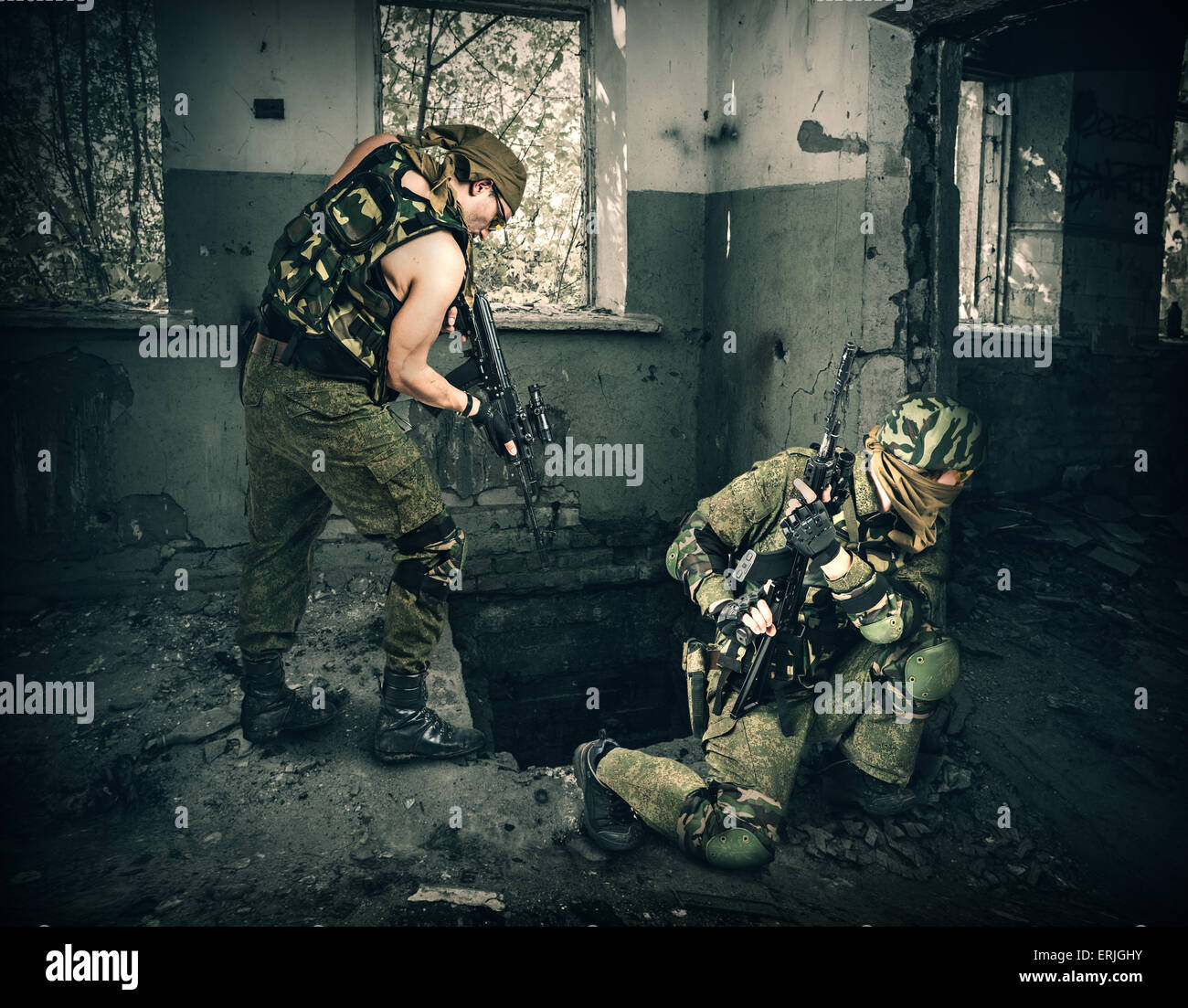 Soldiers in full gear military hi-res stock photography and images - Alamy