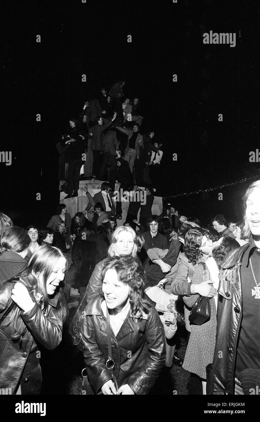 Crowd in 1970s hi-res stock photography and images - Alamy