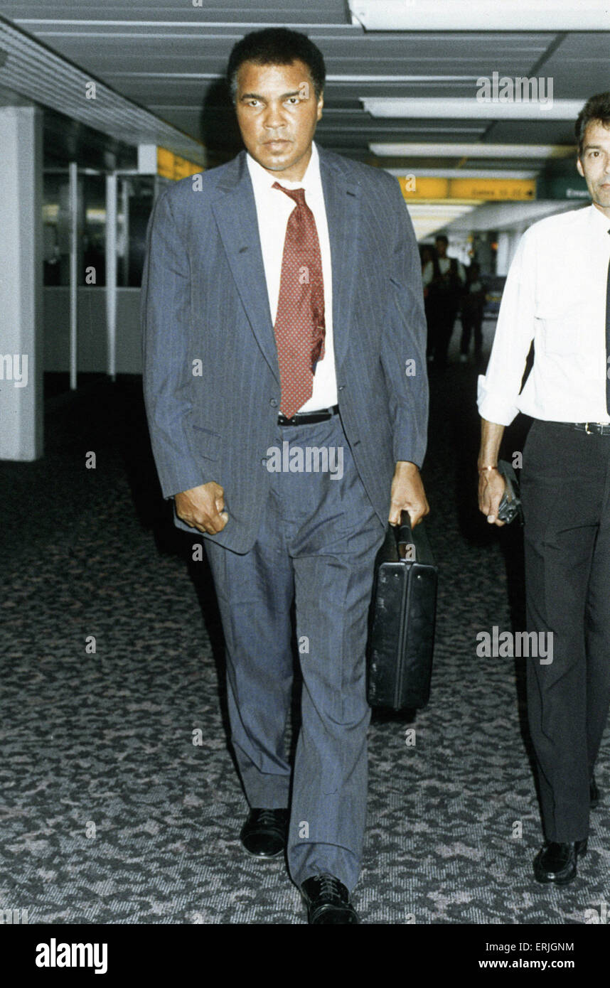 Muhammad Ali arriving at Heathrow airport after visiting war victims in ...