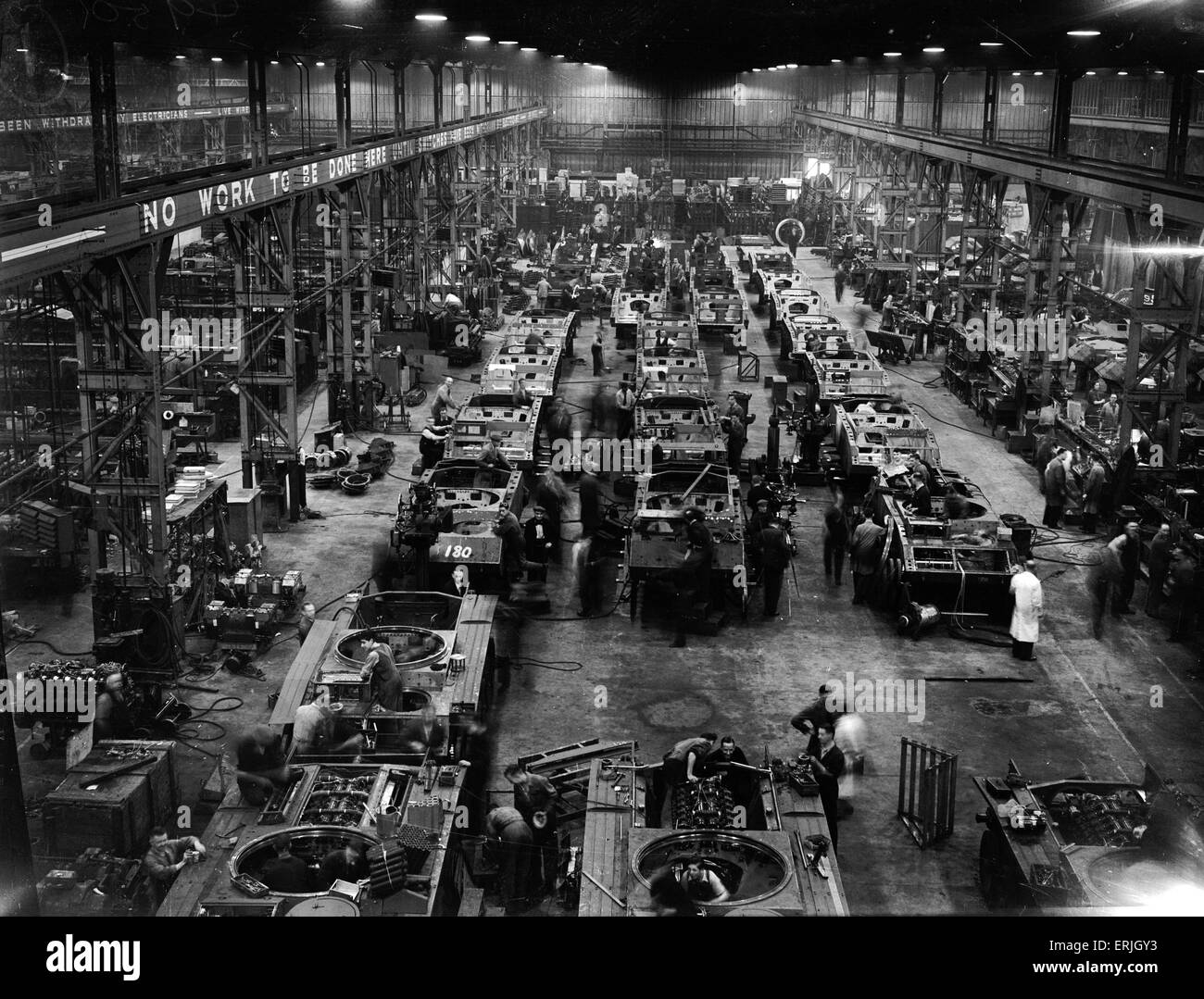 Tank Assembly at Longbridge plant, Birmingham, Circa 1941 Stock Photo ...