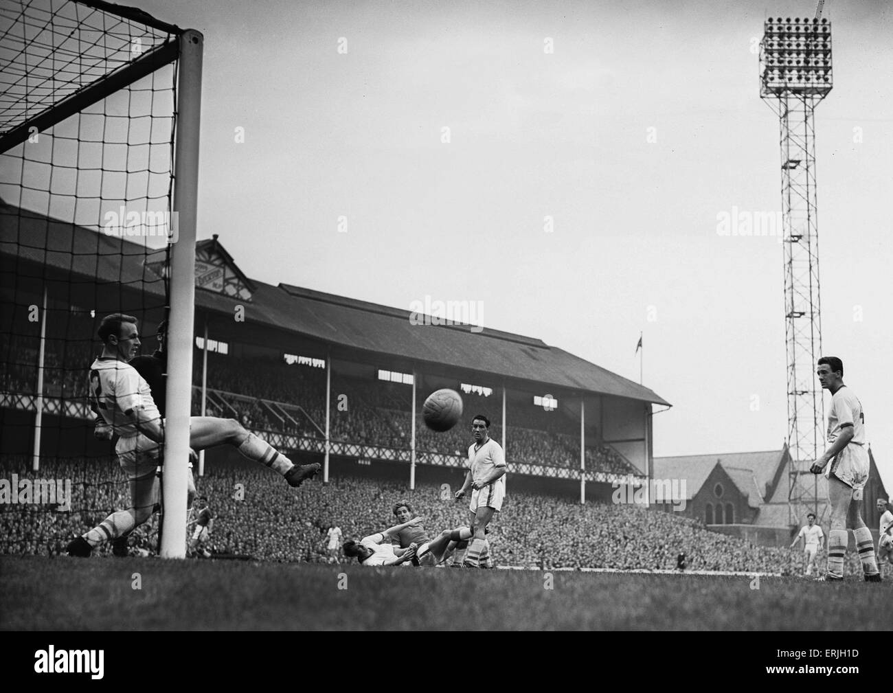 English division match everton leeds hi-res stock photography and ...