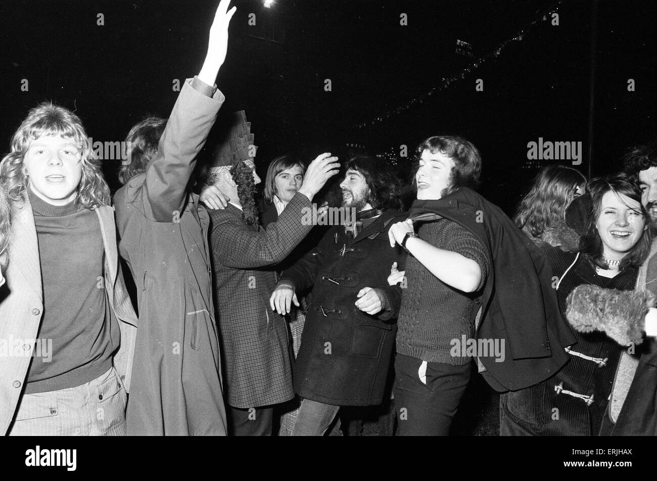 1970s crowd drinking hi-res stock photography and images - Alamy
