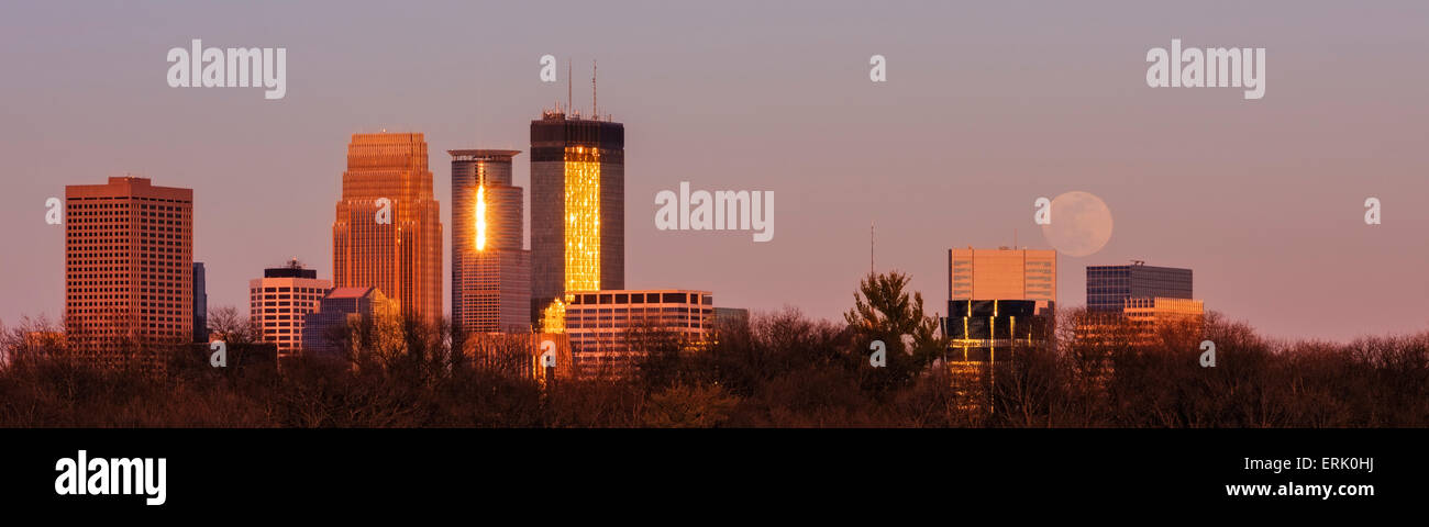 April full moon rises over the city of Minneapolis Stock Photo - Alamy