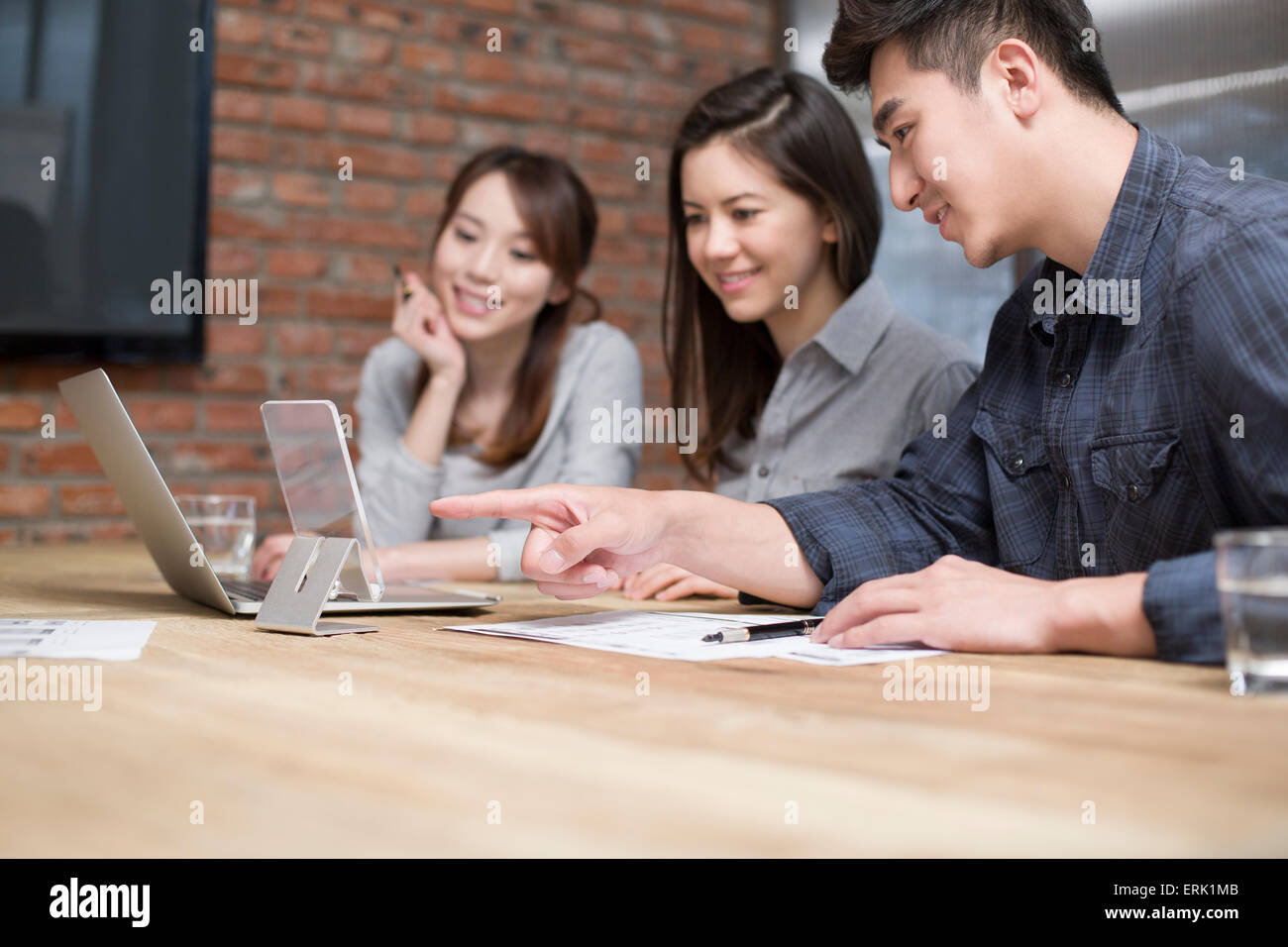 Indian workers on phone hi-res stock photography and images - Alamy