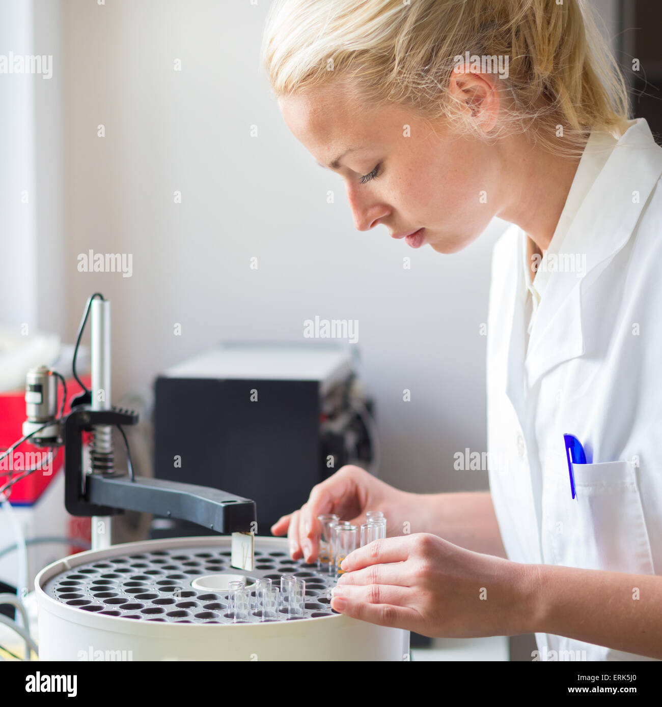 Analytical chemist spectrophotometer hi-res stock photography and ...