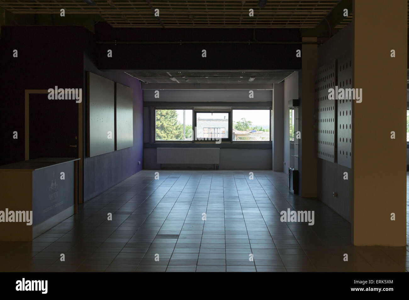 Abandoned retail unit hi-res stock photography and images - Alamy