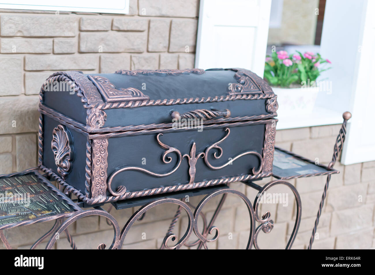 Single antique closed treasure chest with no keyholes Stock Photo - Alamy