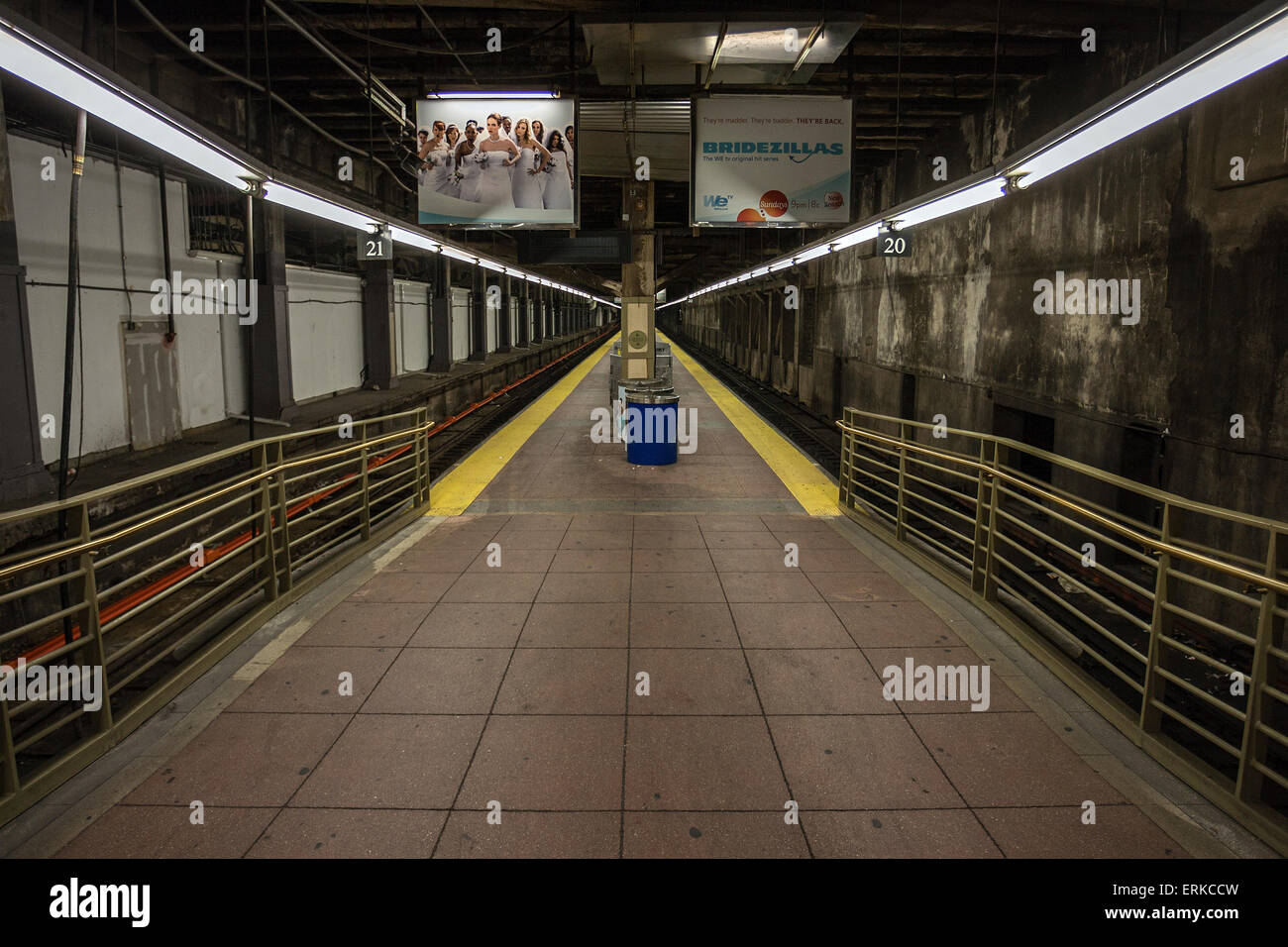 Subway platform, Manhattan, New York, USA Stock Photo - Alamy