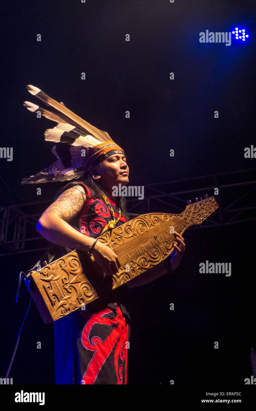 Singkawang, Indonesia. 30th May, 2015. The performance music 'sapek', a ...