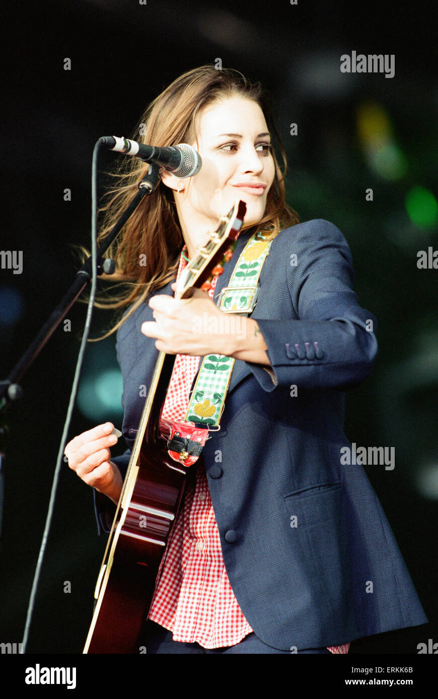 Alanis morissette 1990s hi-res stock photography and images - Alamy