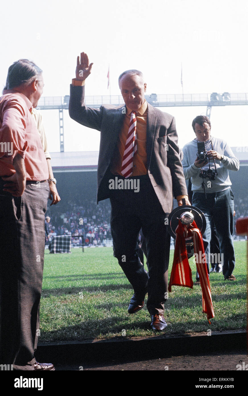 Receives trophy hi-res stock photography and images - Alamy