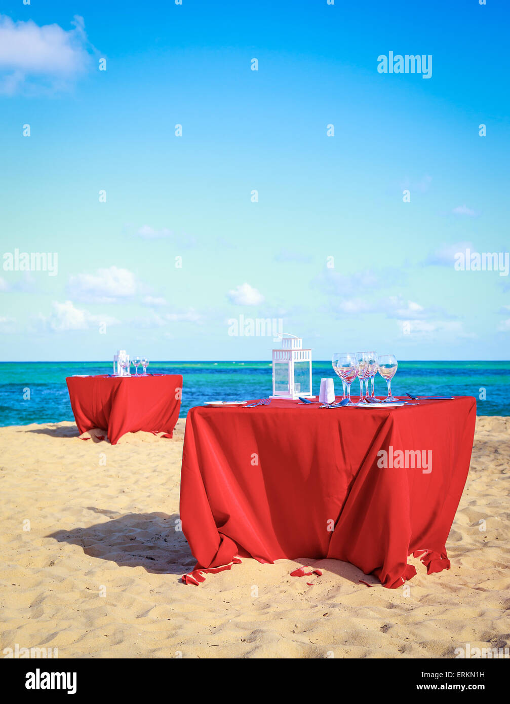 Party table on caribbean beach Stock Photo - Alamy