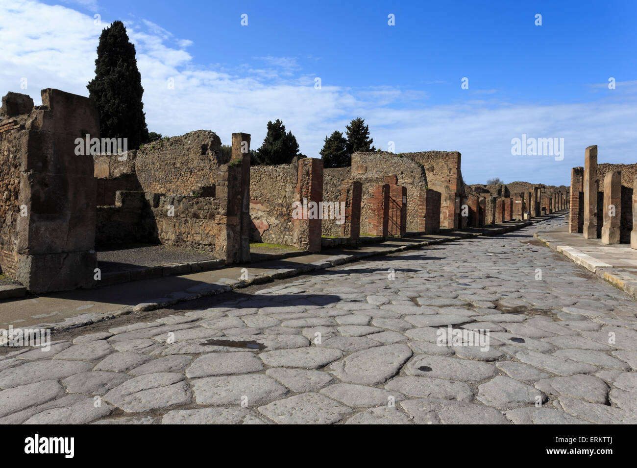 Pompeii archaeological site ruins hi-res stock photography and images ...