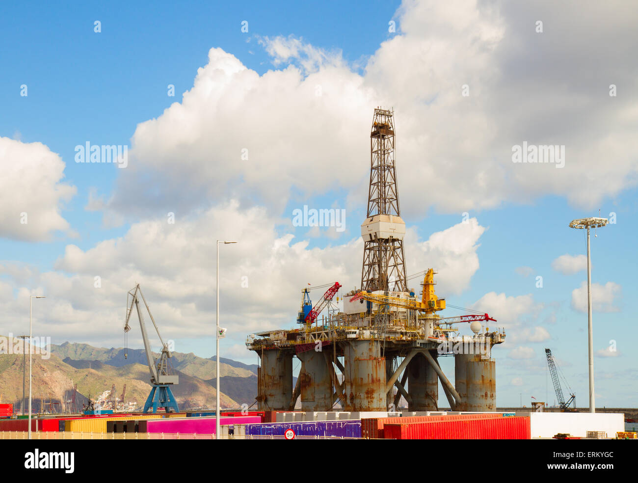 oilp platform at port Stock Photo - Alamy