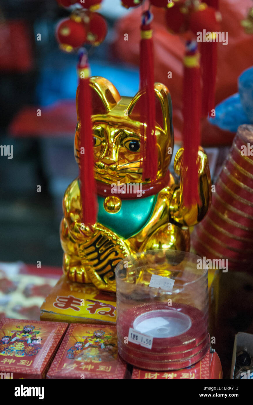 Chinese golden waving cat hi-res stock photography and images - Alamy