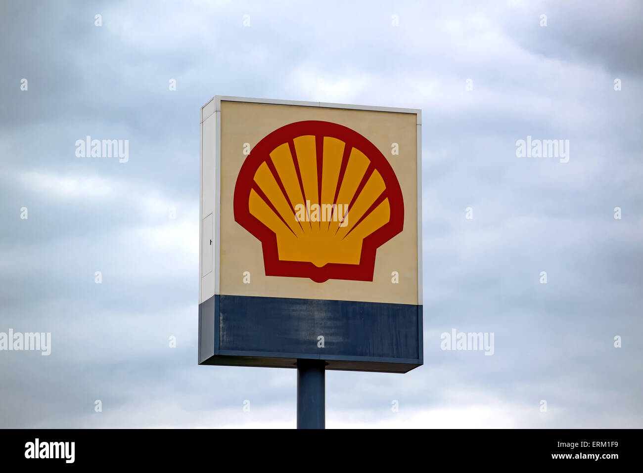 Shell oil logo hi-res stock photography and images - Alamy