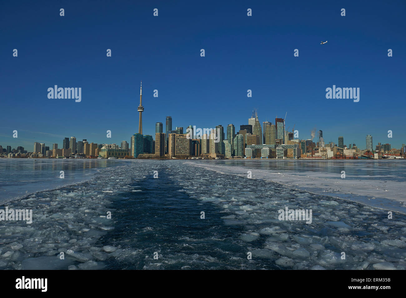 Frozen harbor and waterfront skyline hi-res stock photography and ...