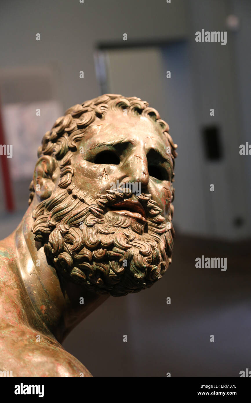 Boxer at Rest. Hellenistic Greek Sculpture. 330 BC. Sitting nude boxer ...