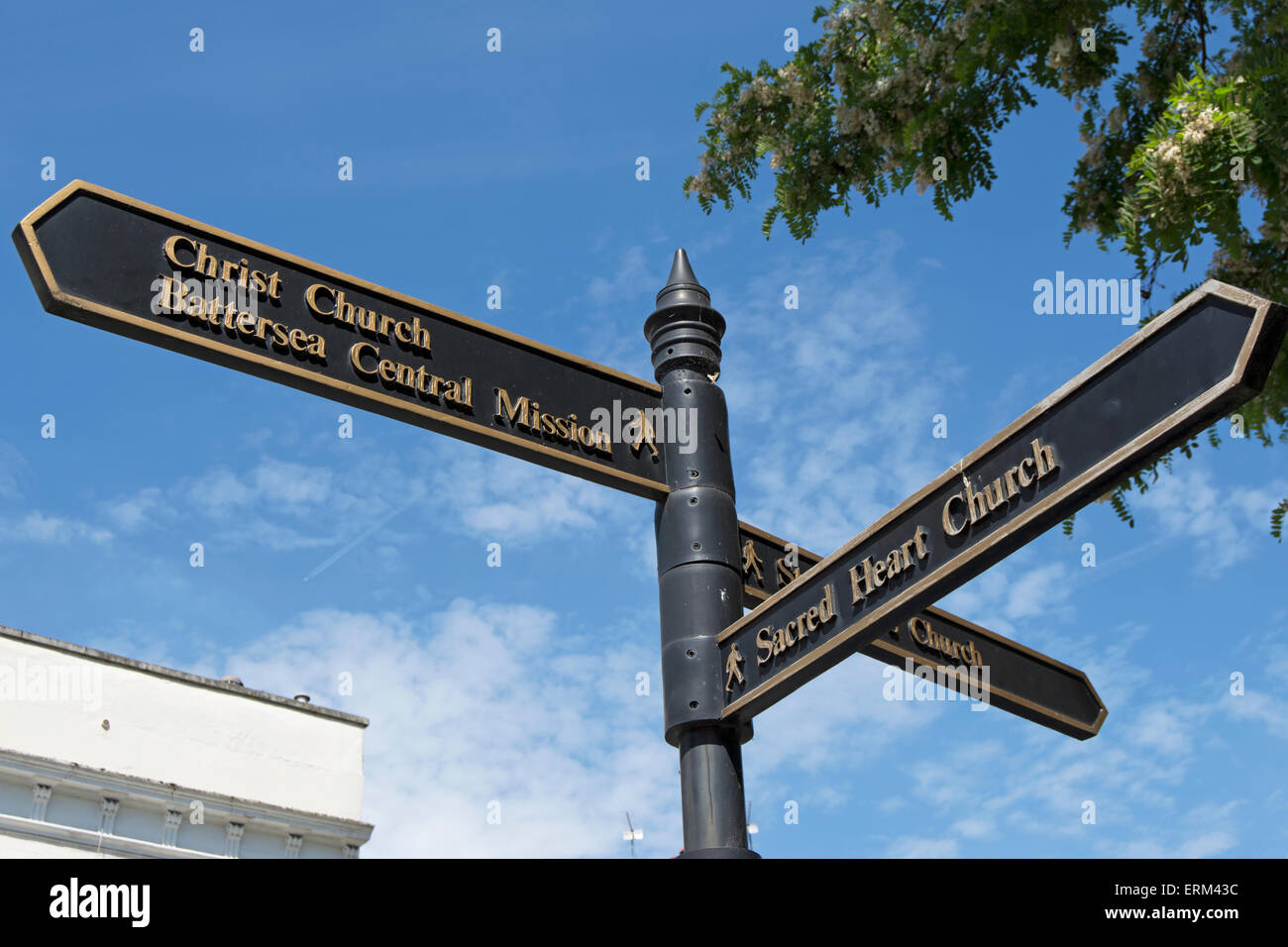 Battersea high street sign hi-res stock photography and images - Alamy