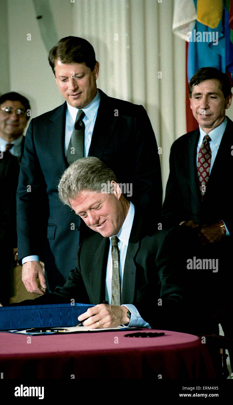 Nafta signing and bill clinton hi-res stock photography and images - Alamy