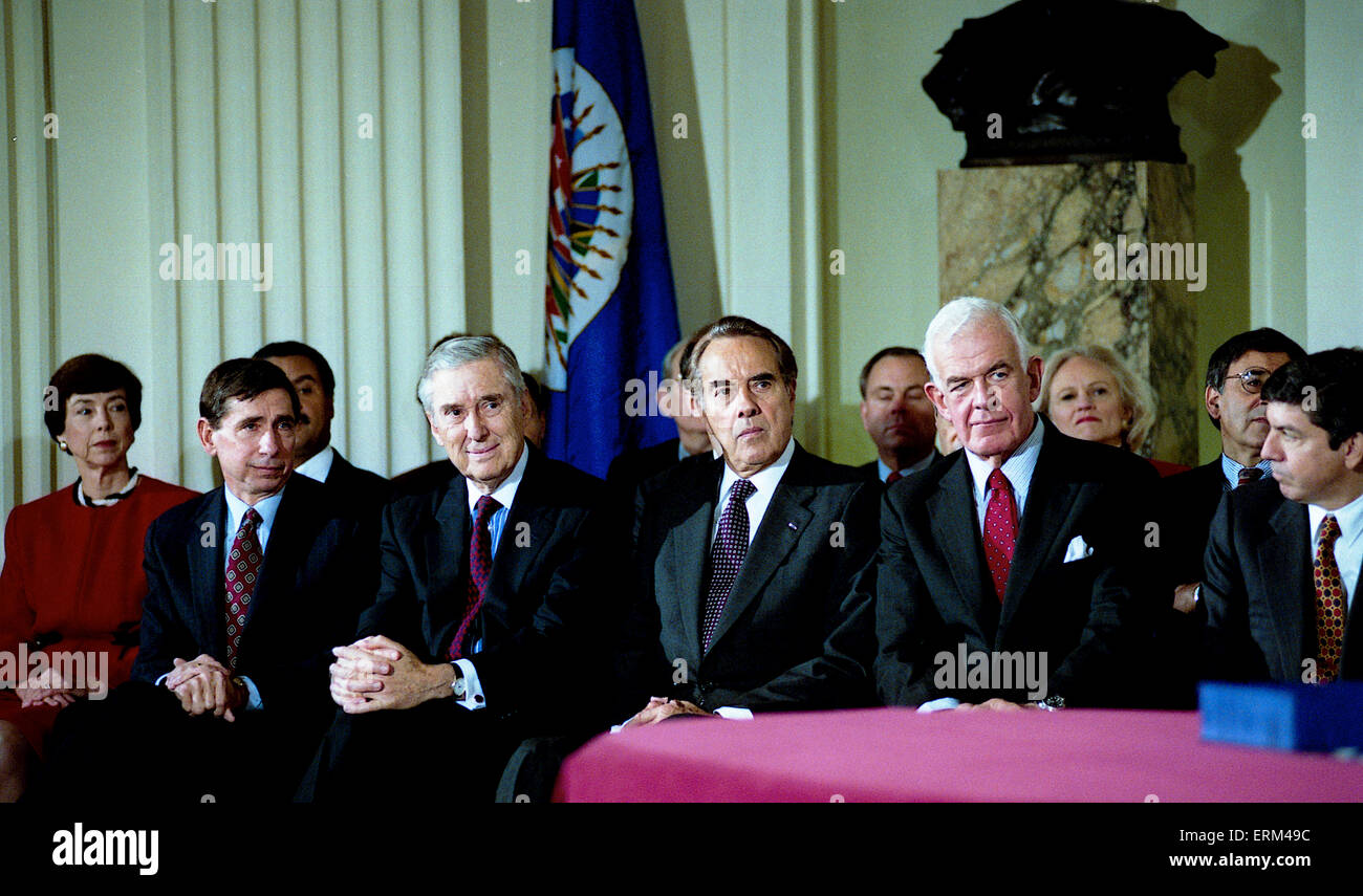 Bill clinton nafta signing ceremony hi-res stock photography and images ...
