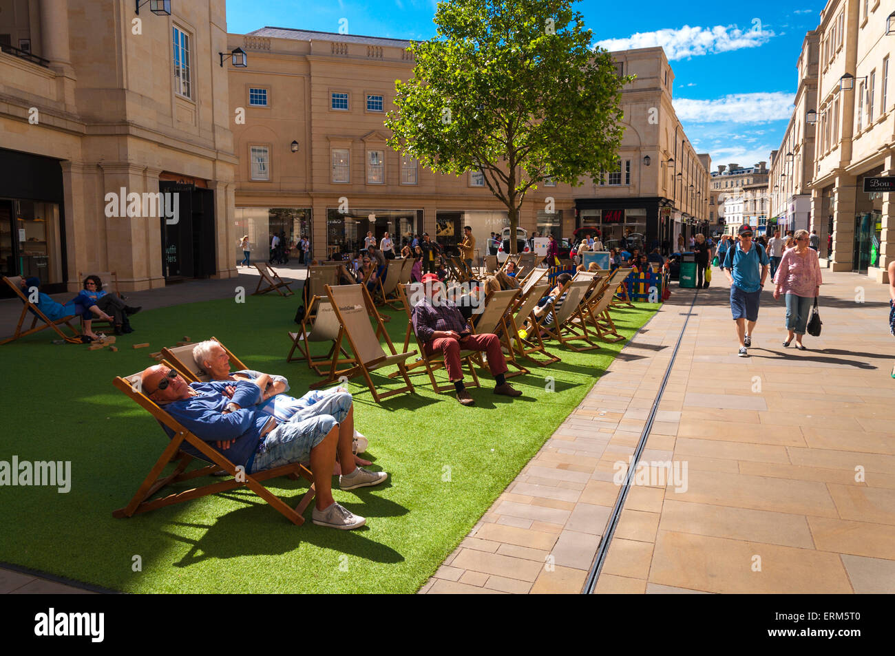 Bath Somerset. 4th June, 2015. UK Weather: People enjoying the summer ...