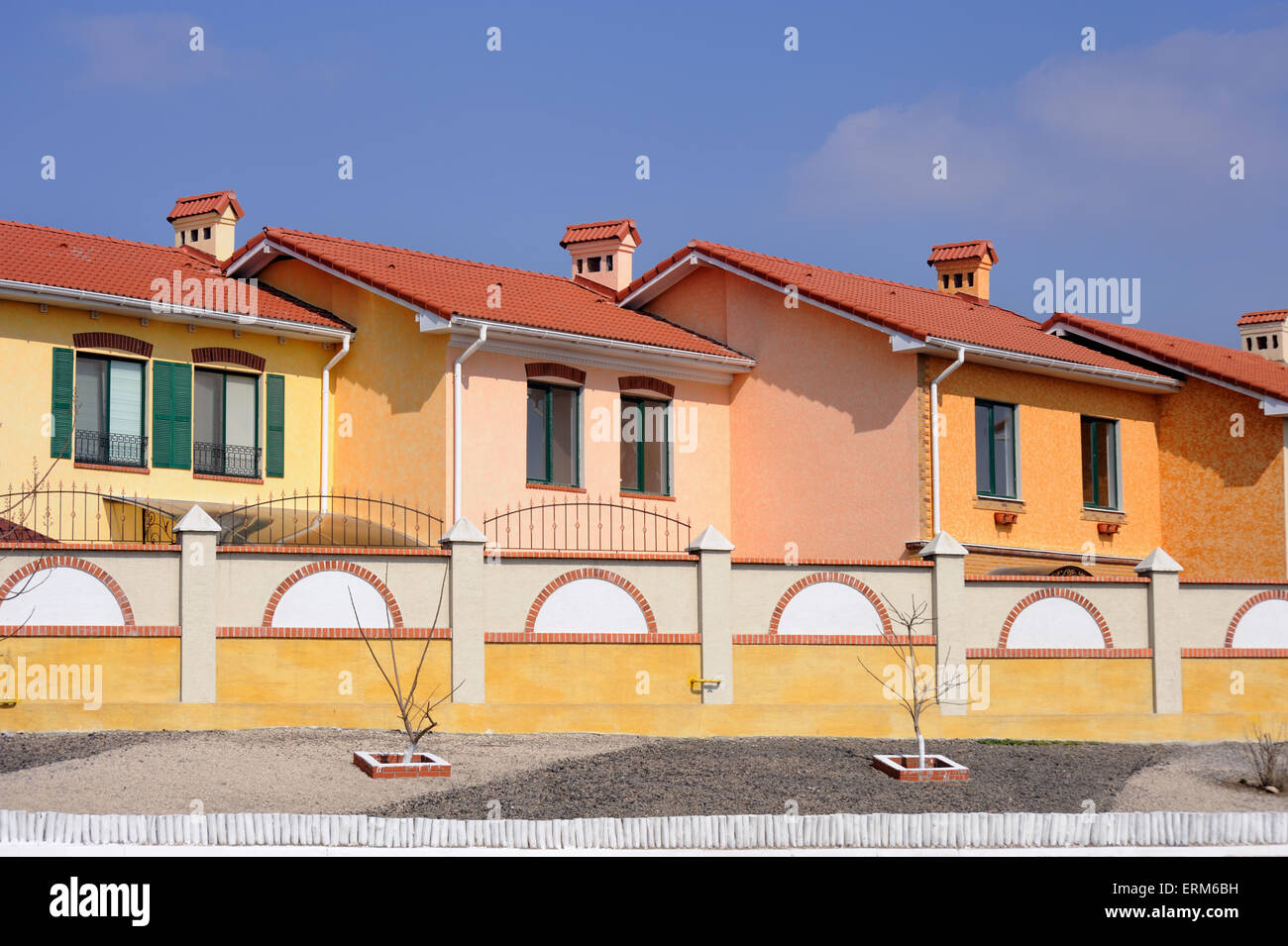 A row of new townhouses or condominiums Stock Photo - Alamy