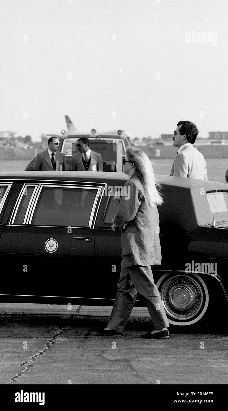 Chicago, Illinois, USA, October 1988 Secret Service agents surround the ...