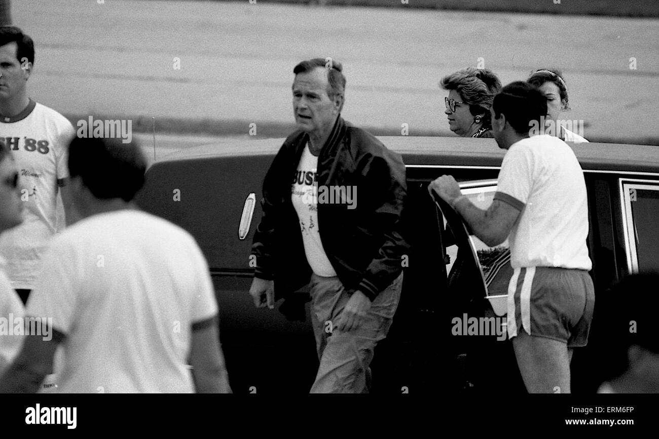 George bush jogging hi-res stock photography and images - Alamy