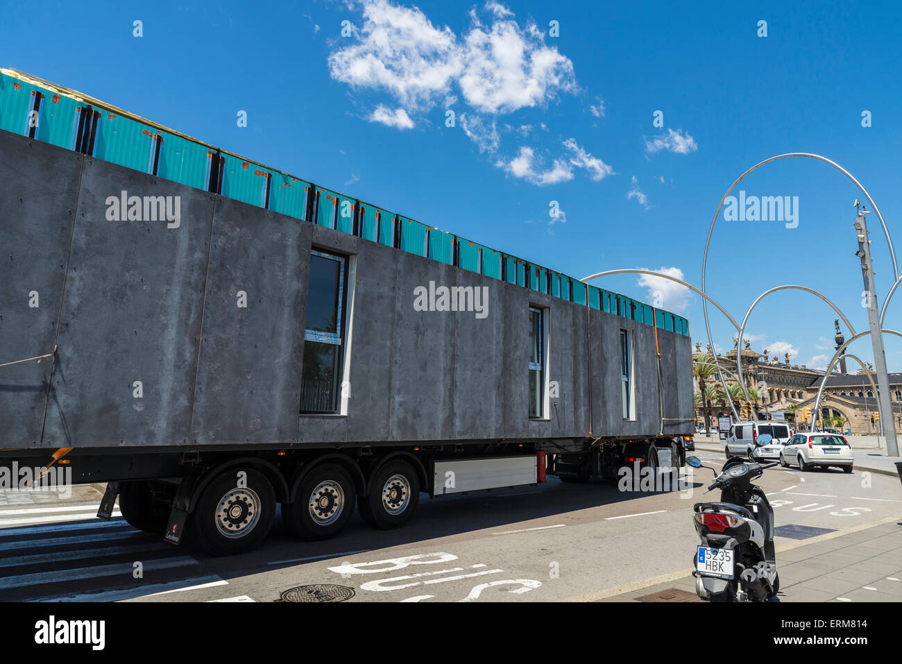 Truck hauling house hi-res stock photography and images - Alamy