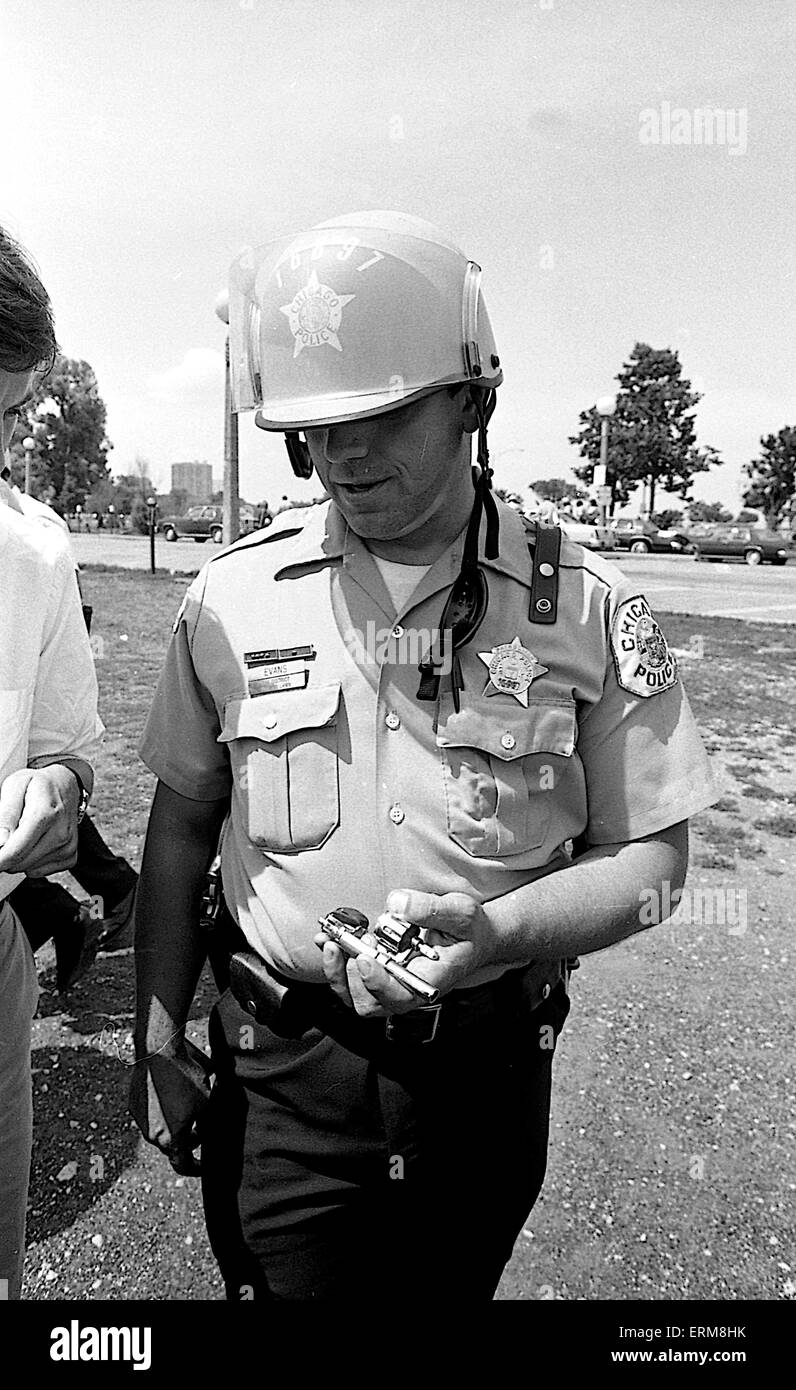 Chicago, Illinois, USA 28th June 1986 Chicago police show the pistol ...