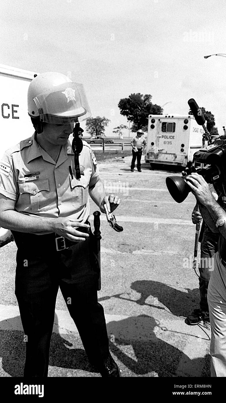 Chicago, Illinois. USA 28th June 1986 Chicago police show the pistol ...