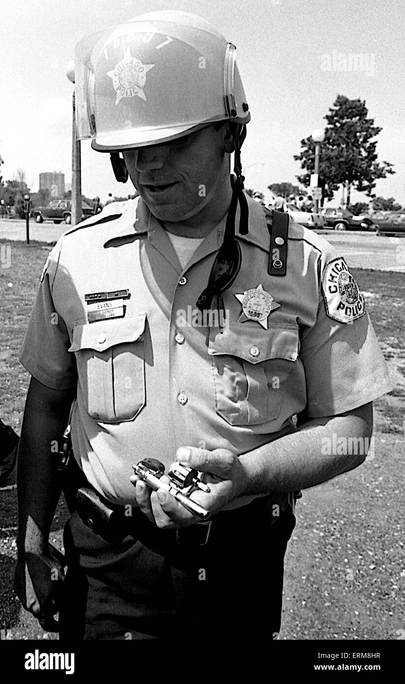 Chicago, Illinois, USA 28th June 1986 Chicago police show the pistol ...
