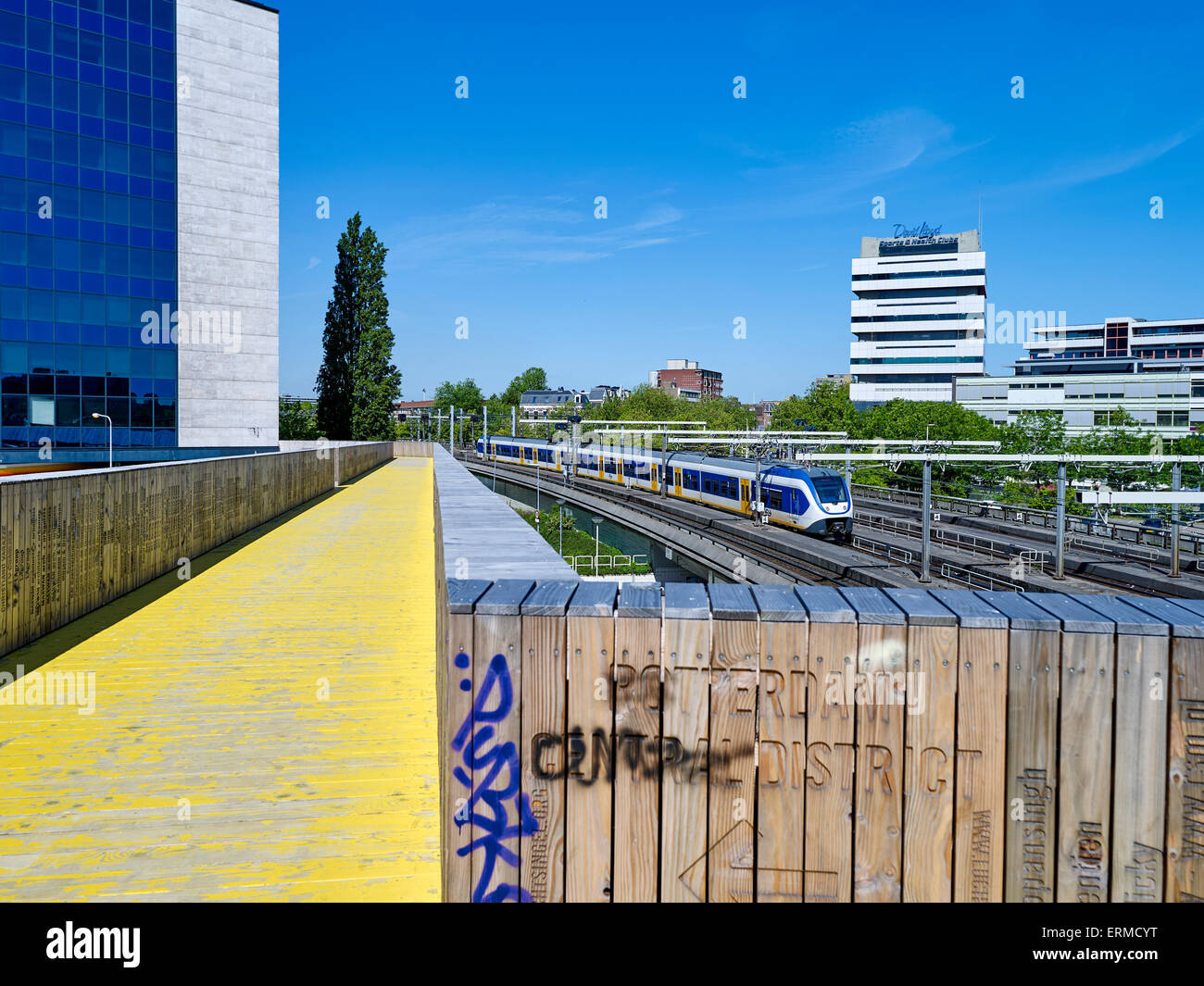 Luchtsingel yellow bridge rotterdam hi-res stock photography and images ...