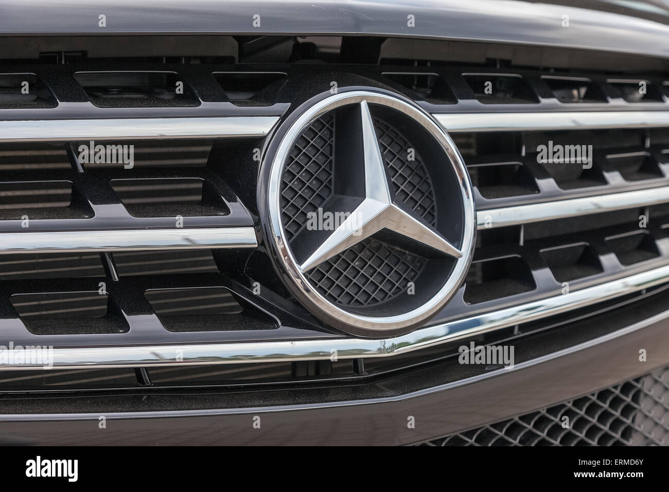 Grille of a mercedes hi-res stock photography and images - Alamy