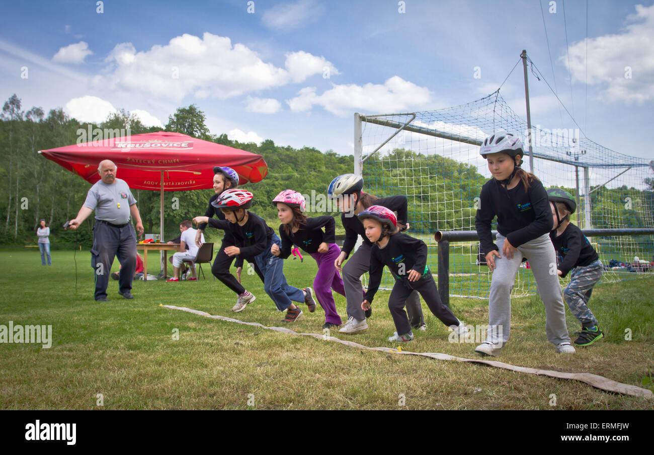 Girl racing boys hi-res stock photography and images - Alamy