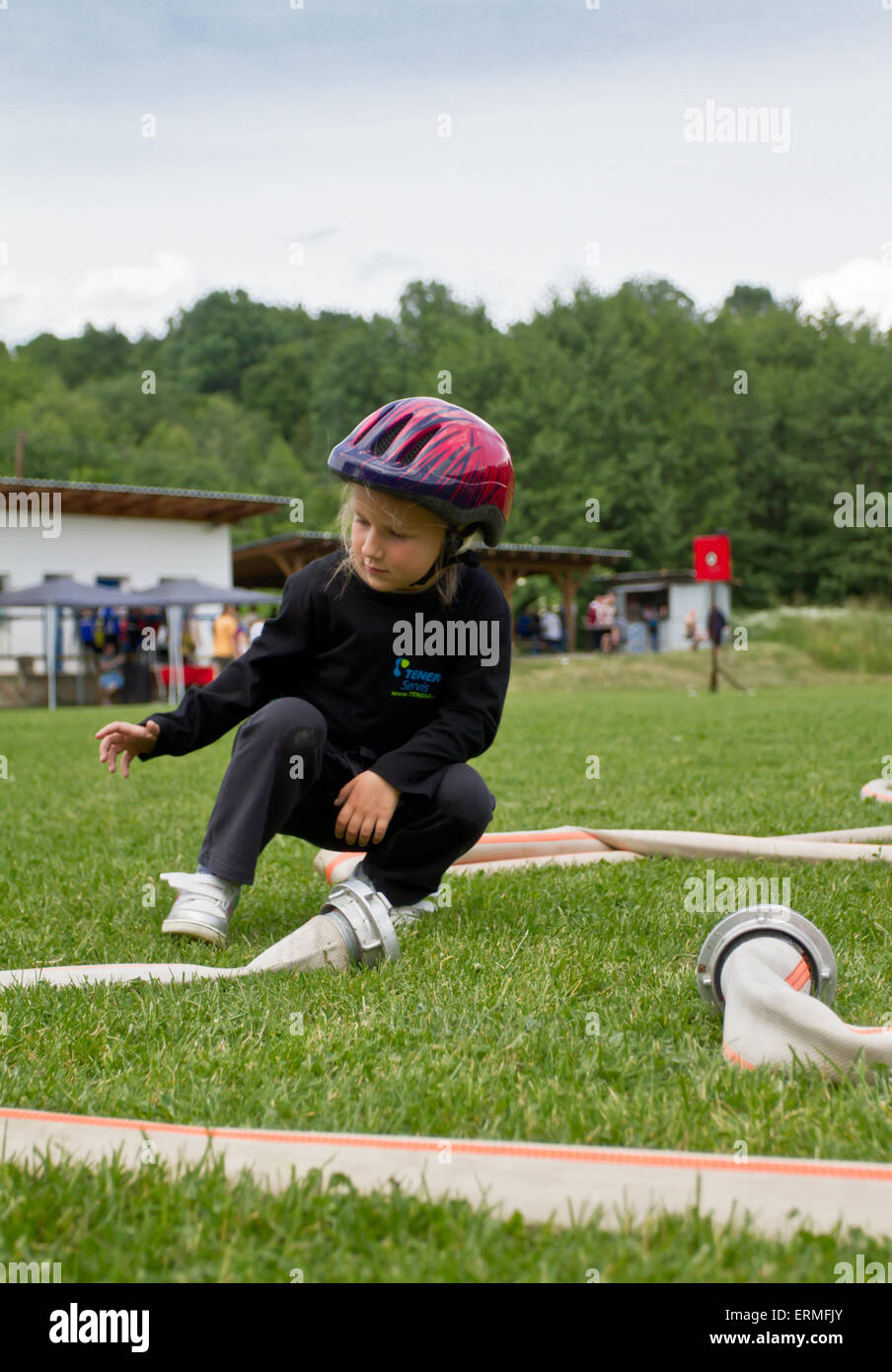 Girls racing hi-res stock photography and images - Alamy