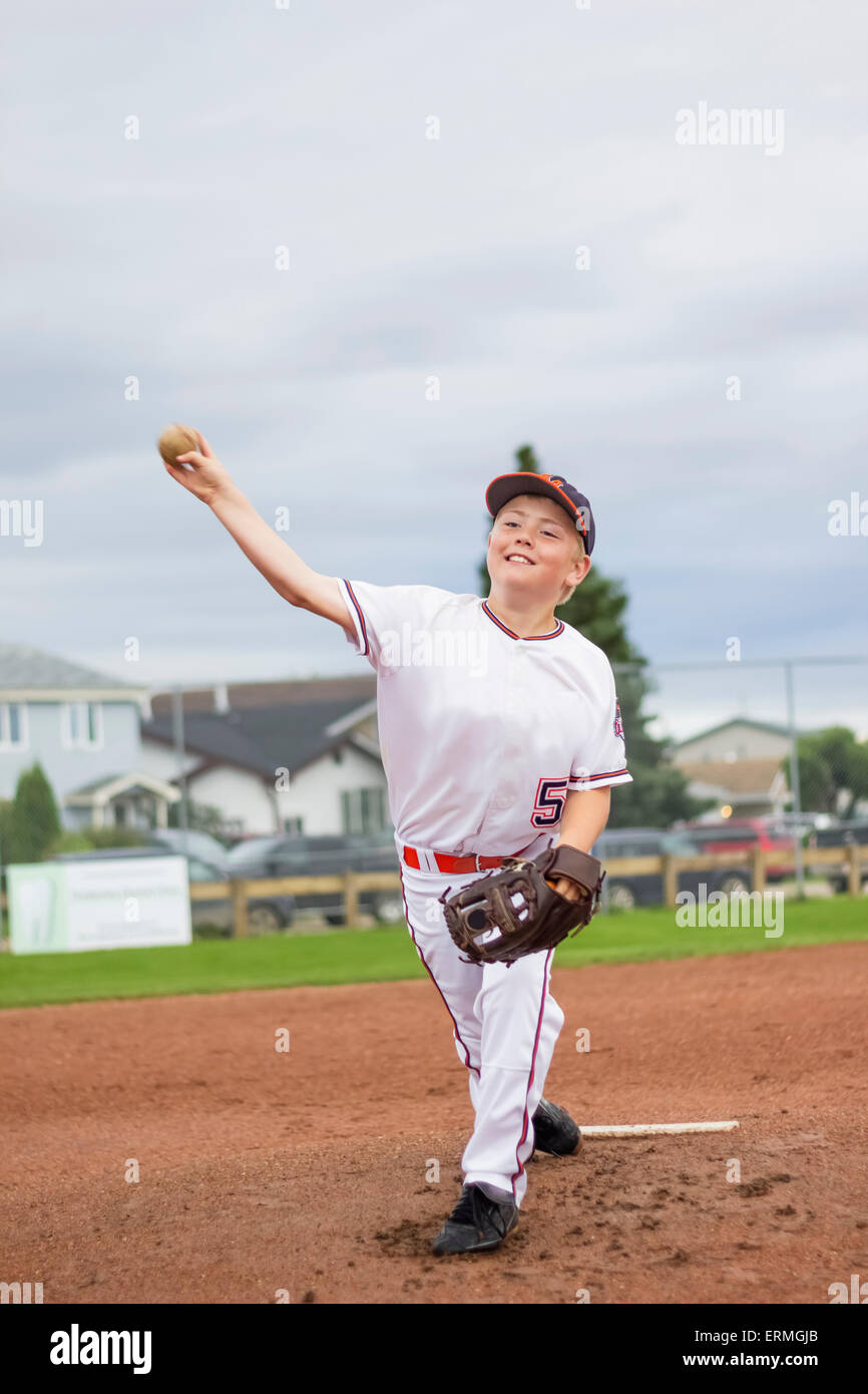 Pitcher throwing baseball hi-res stock photography and images - Alamy