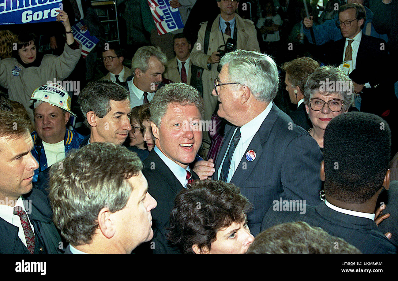 USA 1992 Clintons on the 1992 campaign. Bill Clinton works a rope line ...